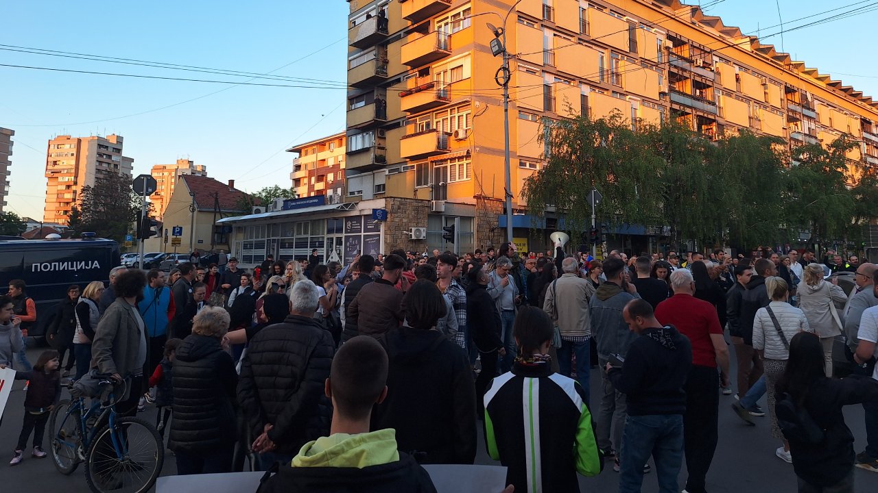 Građani okupljeni ispred Policijske uprave poručili: Ne tucite heroje